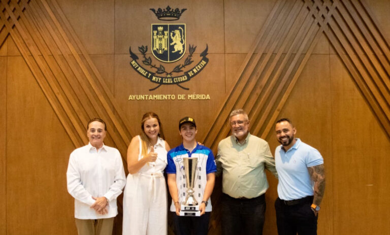 Cecilia Patrón recibe al piloto Carlos Novelo tras éxito en NASCAR ...