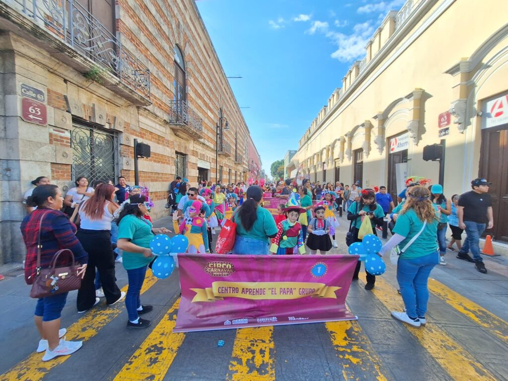 Así se esta viviendo el desfile infantil del Carnaval de Mérida 2026 ...